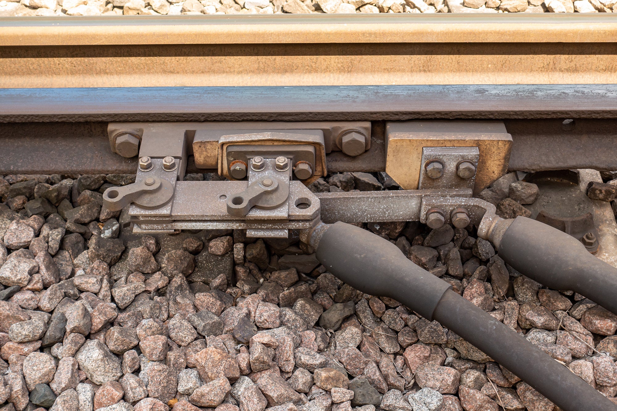 Overhead lines vs third rail: how does rail electrification work? - Railway Technology
