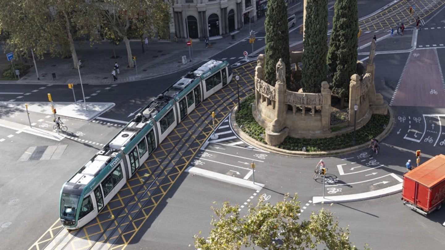 Barcelona tramway deploys Alstom APS catenary-free tech